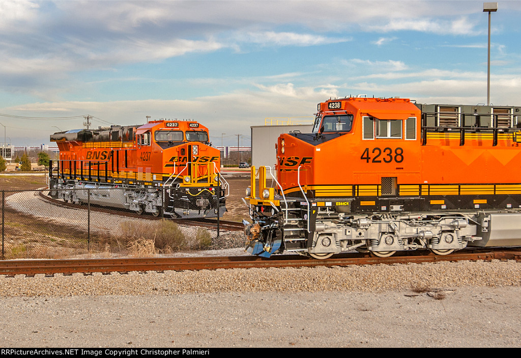 BNSF 4237 and BNSF 4238